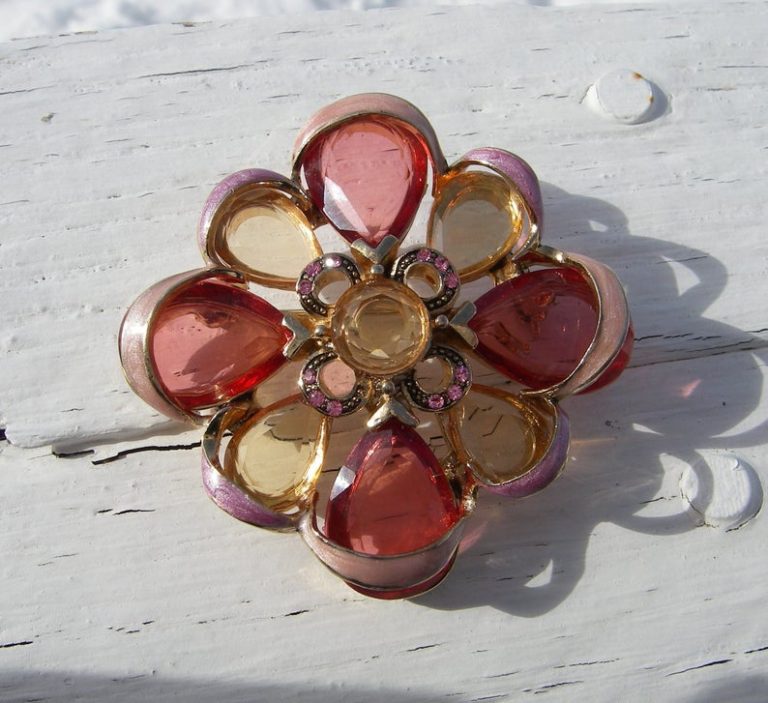 Lucite Jewelry: A Guide to a Vintage Trend | Jewelry Guide