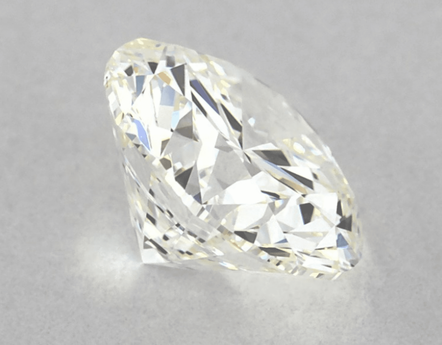 Diamond vs. Cubic Zirconia – 8 Glaring Differences